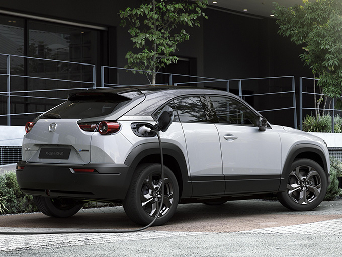 マツダ MX-30のロータリーエンジン搭載PHEVモデルとは？ EVやマイルドハイブリッドの中古車価格や流通量も解説！：特選車｜日刊カーセンサー